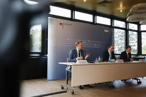 BKA und Dobrindt warnen: Kokain und synthetische Drogen weiter auf dem ...