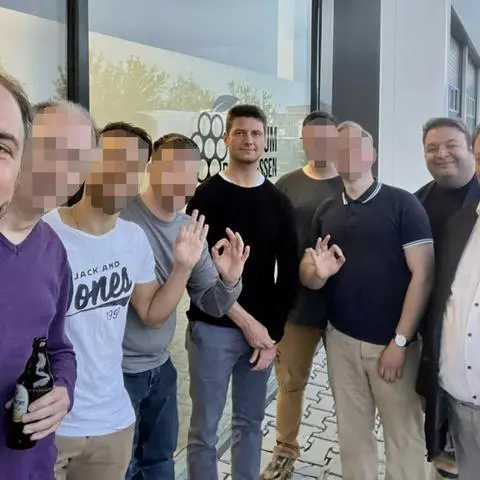 White-Power-Gruß: Das steckt hinter dem Handzeichen