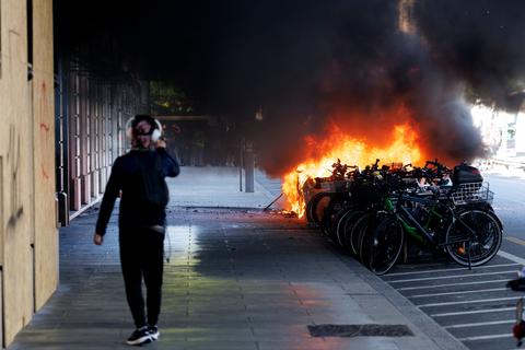 Steine fliegen, Scheiben bersten: Protest gegen G7 in Genf