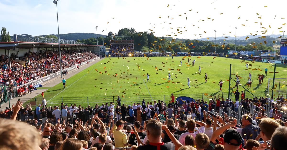 OFC beim TSV Steinbach: Volle Tribünen und mehr Polizei
