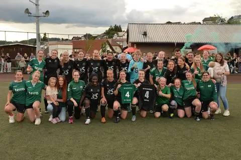 Meister: Fußballerinnen der SG Eschenburg ernten die Früchte