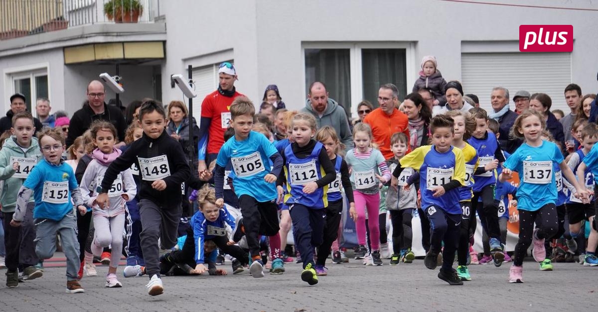 Hrytsenko setzt sich am Brunnen ein Denkmal