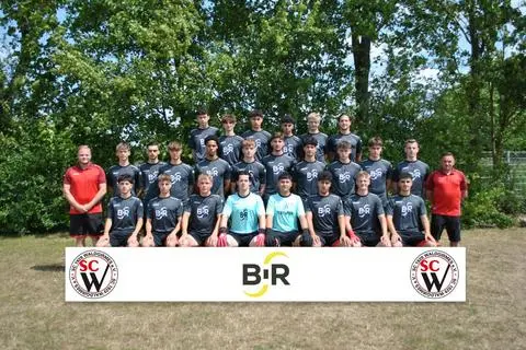 A-Junioren des SC Waldgirmes und des FC Burgsolms greifen an