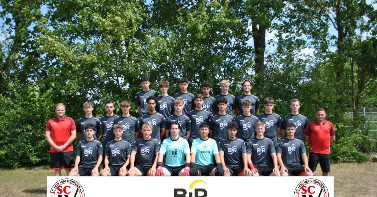 A-Junioren des SC Waldgirmes und des FC Burgsolms greifen an