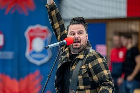 Warum Musiker Nils Hofmann der Edelfan des TV Hüttenberg ist