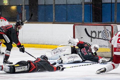 Jan Guryca hält, Kyle Brothers trifft