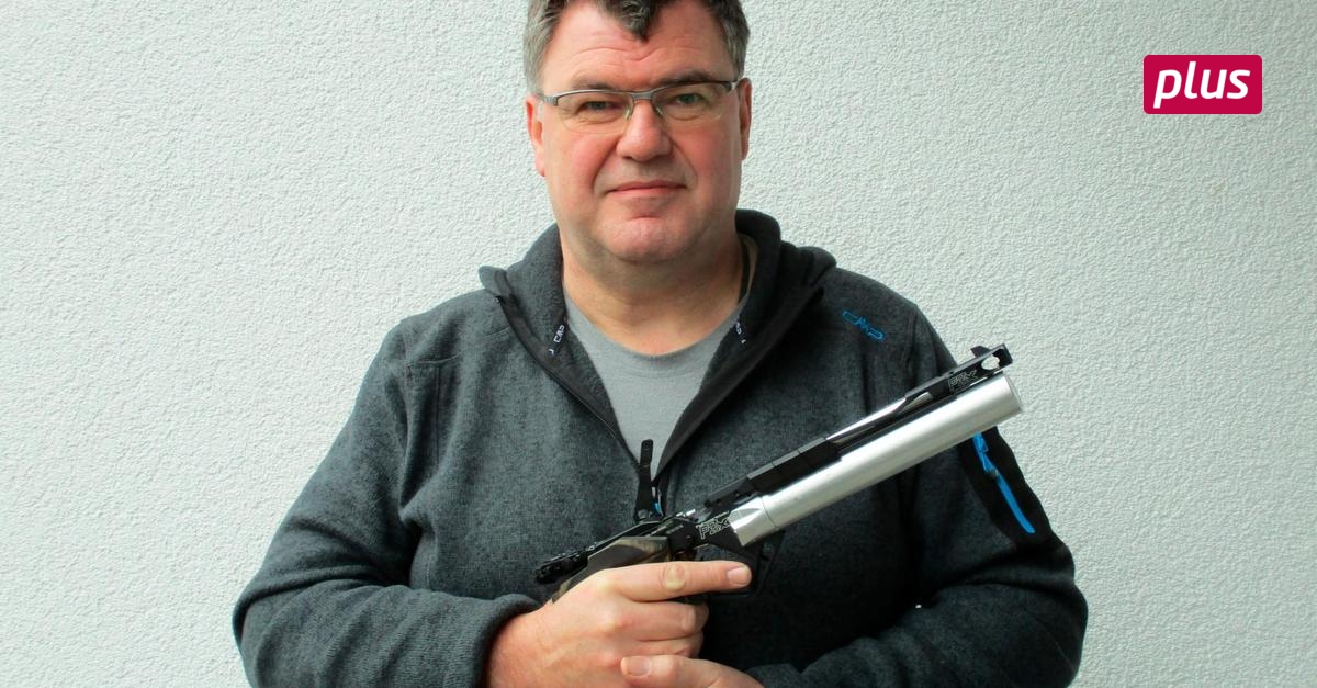 Thomas Rink setzt sich die Krone auf